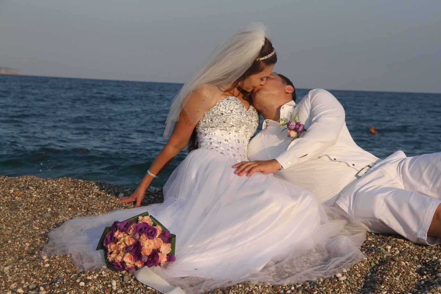 Couples Make Their Weddings With Their Families Share Happiness